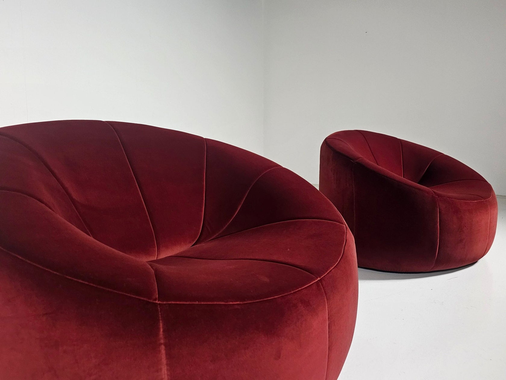 Pumpkin Lounge Chairs in Red Velvet by Pierre Paulin for Ligne Roset ...